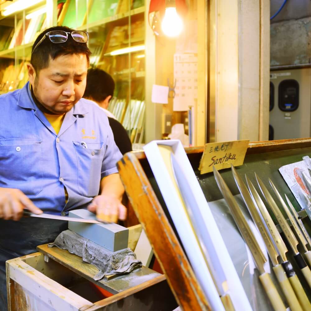 Expert Assistance with Knife Shopping in Tsukiji | Arigato Travel