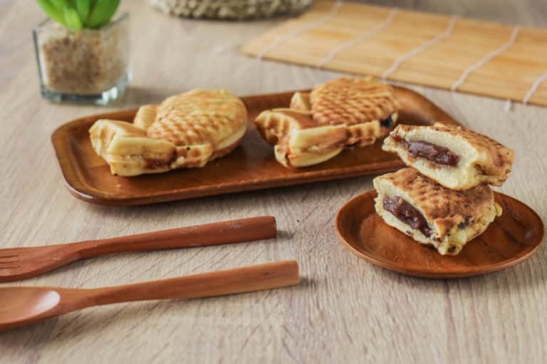 Taiyaki: a crispy, fishy treat! Take one bite with all your might ...